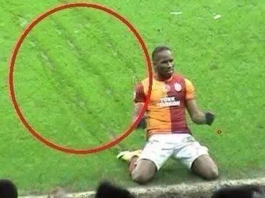 drogba e la terza gamba hahah - Meme by troner :) Memedroid